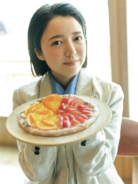 【予約受付スタート！】上白石萌音さんの大人気連載が待望の書籍化決定！ 世界各地の料理を、食べて、食べて、食べまくる！？ 新感覚の“グルメガイド