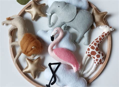 Nezaobilazni Deo Svake Bebine Sobe Vrteška Za Krevetac Bebi Rs