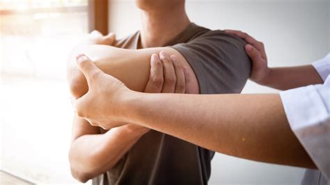 Understanding Frozen Shoulder Vs Rotator Cuff Symptoms Treatments