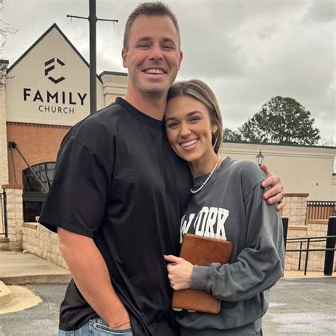 Sadie Robertson Duck Dynasty Star Details Pregnancy