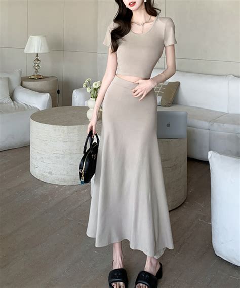 포앤바이앤 무지 티셔츠 롱 스커트 투피스 라운드넥 반팔 슬림 착붙핏 크롭 쫀쫀 탄탄 티셔츠 쫄티 And 하이웨스트 머메이드 긴치마 상하세트 셋업 입기편한 이지웨어 원