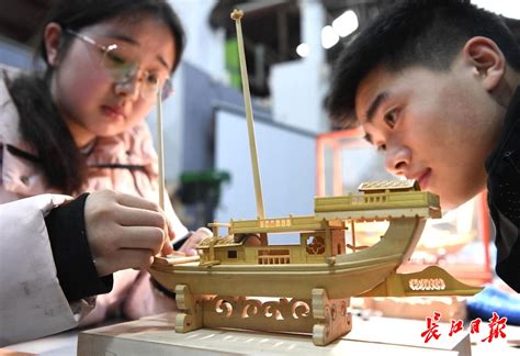 非遗进课堂，大学生学 造船”大武汉