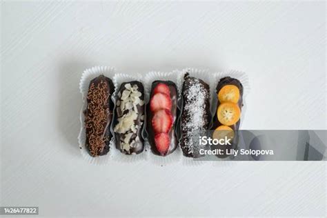 테이블에 초콜릿 장식과 딸기가 들어간 맛있는 패스트리 0명에 대한 스톡 사진 및 기타 이미지 0명 달콤한 음식 러시아 Istock