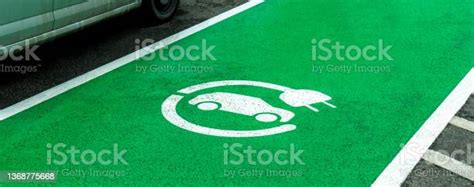 빈 전기 자동차 충전 소 주차 공간 표시 녹색 영역 아스팔트에 자동차 충전 장치 기호 아무도 친환경 자동차 교통 수단 교통 수단 전기 자동차 대체 연료 자동차에 대한 스톡