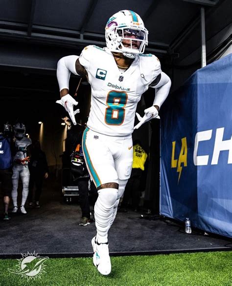 Pin By Lonnie Crain On Nfl Football Football Poses Nfl Photos Miami