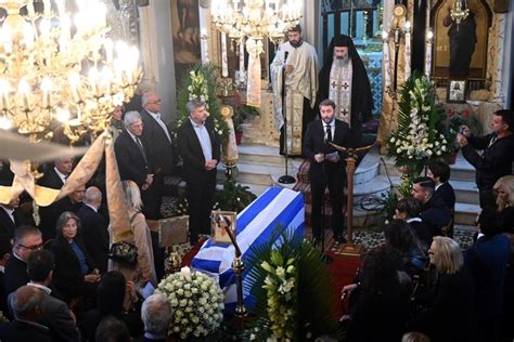 Τελευταίο αντίο στη Βάσω Παπανδρέου από συγγενείς φίλους και