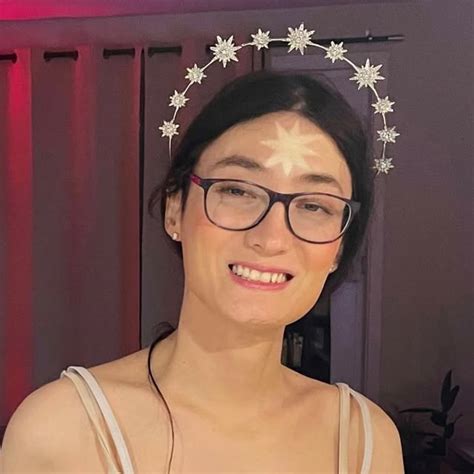 Olha eu não sei explicar Eu sou hétero mas às vezes tenho vontade de beijar alguma mulher é