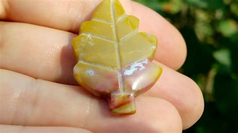 گردنبند جاسپر زرد زیبا طرح برگ