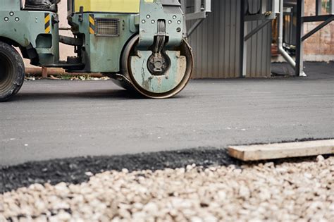 아스팔트 콤팩터는 도로 수리 작업을 수행하고 있습니다 새로운 아스팔트를 누워 대형 중장비 새로운 아스팔트 도로의 건설 거리에 대한 스톡 사진 및 기타 이미지 Istock