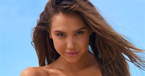 Youll Never Guess Who Crashed Alexis Rens Si Swimsuit Photo Shoot In Aruba Swimsuit Si Com