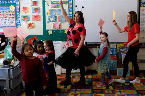 Broad Brook Elementary Celebrates Love Of Literacy Hartford Courant