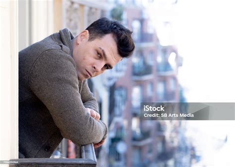 슬픈 불행 우울 울고 젊은 남자와 절망 절연 및 쓸모 없는 집 발코니에서 사람들이 우울증 및 정신 건강 개념에 길을 보고 자살 느낌 도시 배경입니다 감정에 대한 스톡 사진