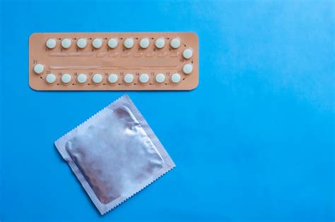 파란 배경에 피임 약 및 콘돔 남성과 여성 피임약 개념 Bitrh 제어 개념 알약에 대한 스톡 사진 및 기타 이미지 알약 커플 0명 Istock