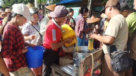 ထီးချိုင့်မြို့၌ ရပ်ကွက်နေ ပြည်သူများအား စားအုန်းဆီများ ဈေးနှုန်းသက်သာစ