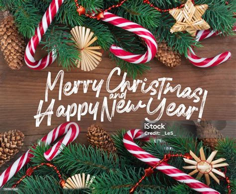 영어 소원 단어와 크리스마스 카드 메리 크리스마스와 새해 복 많이 받으세요 가문비나무에 대한 스톡 사진 및 기타 이미지 가문비나무 갈란드 장식품 갈색 Istock