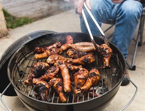烤在bbq格栅的人肉 库存照片 图片 包括有 野餐 烘烤 室外 火焰 钳子 外面 使用 厨师 91426622
