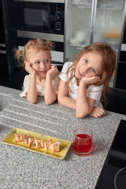 Dois Irmãos De Meninas Se Divertindo E Comendo Na Cozinha Em Casa Com