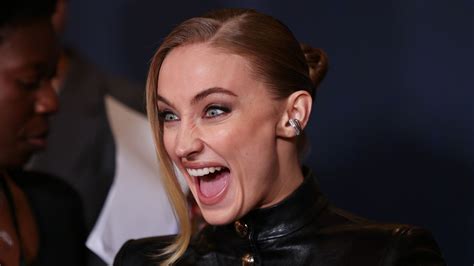 Sophie Turner Reflete Sobre Crise Os 30 Anos Mais Do Que Pronta