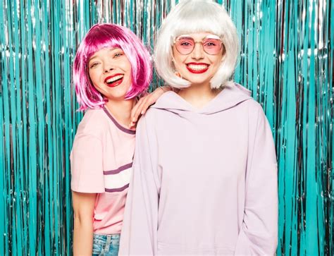Deux Jeunes Filles Sexy Hipster Souriant En Perruques Blanches Et