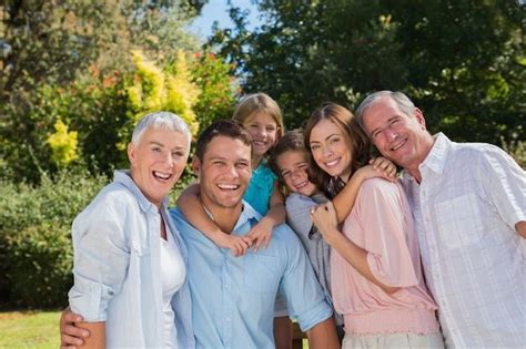 Sonriendo Familia Y Abuelos En El Campo Foto Premium Familia