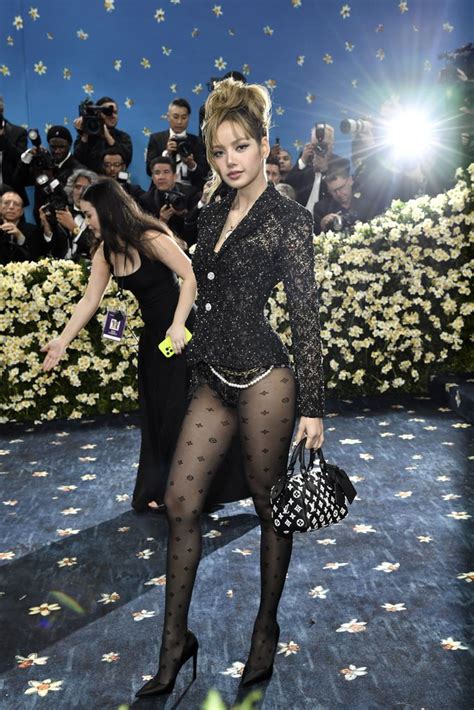 Lisa辣瘋了！下身lv蕾絲透視一轉身「蜜桃臀全看光」 放閃世界首富兒子 娛樂星聞