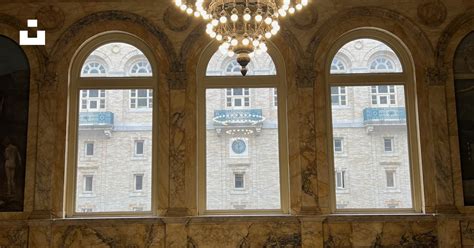 샹들리에는 큰 방의 천장에 매달려 있습니다 사진 Unsplash의 무료 샹들리에 이미지 샹들리에는 큰 방의 천장에 매달려 있습니다 사진 Unsplash의 무료 샹들리에 이미지