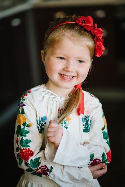Porträt Eines Süßen Mädchens In Besticktem Ukrainischem Kleid Das Für