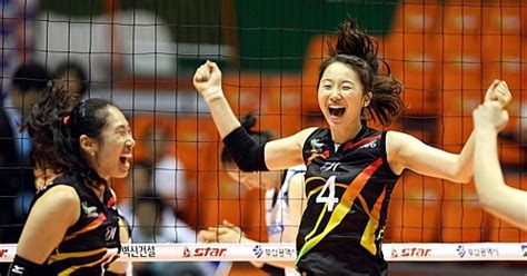 환호하는 강민정