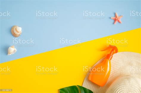 자외선 차단제 스프레이 병 녹색 열대 잎 파란색과 노란색 배경에 고립 된 여성 해변 모자 자외선 차단 선탠 화장품 스킨 케어 컨셉 플랫 레이 상단 보기 0명에 대한 스톡