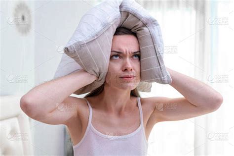 愤怒的女人被吵闹的邻居打扰并覆盖她的耳朵 花瓣网