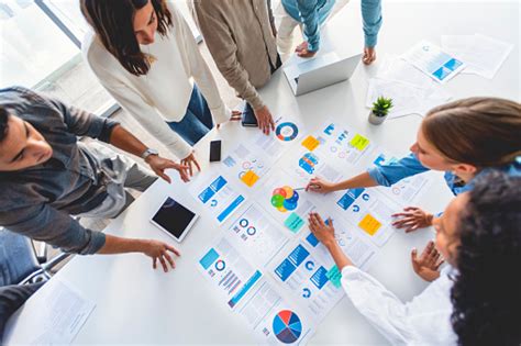 비즈니스 프레젠테이션 또는 세미나에서 보드 룸 테이블에 서류와 손을 20 24세에 대한 스톡 사진 및 기타 이미지 20 24세 25 29세 60 64세 Istock