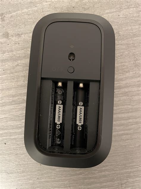 this mouse requires two batteries to be inserted in parallel and in the