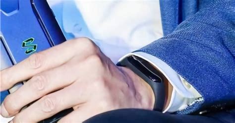 Xiaomi Mi Band S Ra M T C Ng M T Chi C Smartphone Xiaomi C Bi T Kh C V O Cu I Th Ng