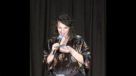 נגה ד׳אנג׳לי סטנדאפ זוגיות Youtube