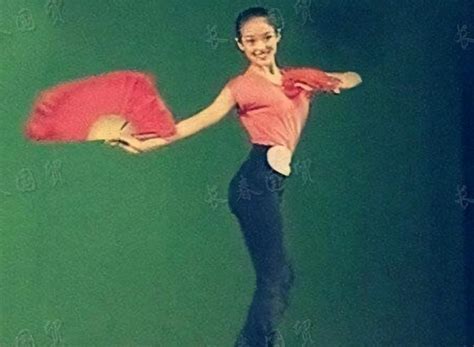 章子怡罕见热舞引尖叫！举手扭腰动作妩媚，身上带一圈宝石太豪气