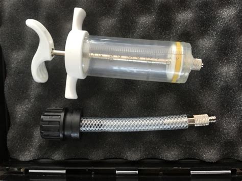 AUIJ Injectie Spuit 50 ML Hervulbaar Met Slang Voor R134a Airco Frans