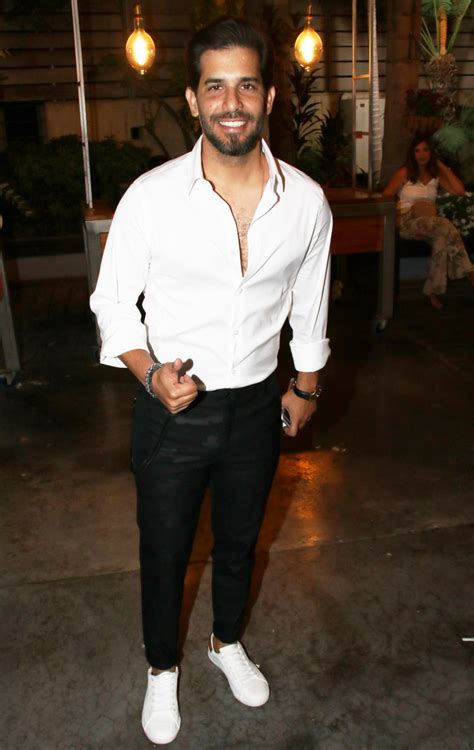 נראה שעלה לו פאר טסי הגיע לאירוע והשאיר את הנוכחים המומים Tmi