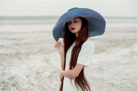 배경 화면 야외 여성 여자들 모델 긴 머리 모자 사진술 드레스 푸른 유행 봄 피부 수영복 의류 소녀 아름다움 다리 헤어 스타일 인물 사진
