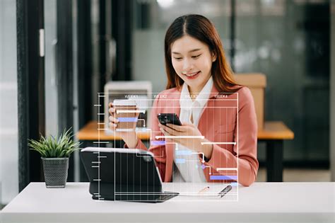 프로젝트 관리자는 마일스톤 진행 계획 및 gantt 차트 일정 다이어그램으로 작업 및 업데이트 작업을 수행합니다 사무실에서
