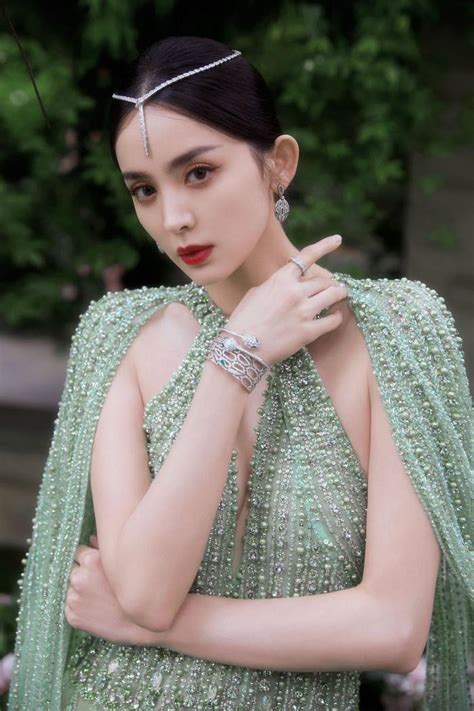 真的被娜扎今天的造型狠狠惊艳了！古力娜扎拍摄造型碎钻绿意纱裙娜扎氛围优雅新浪娱乐新浪新闻