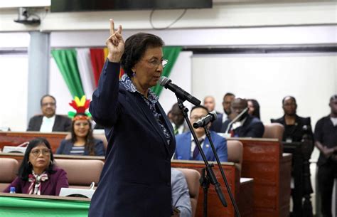 Jennifer Simons Presiden Wanita Pertama Suriname