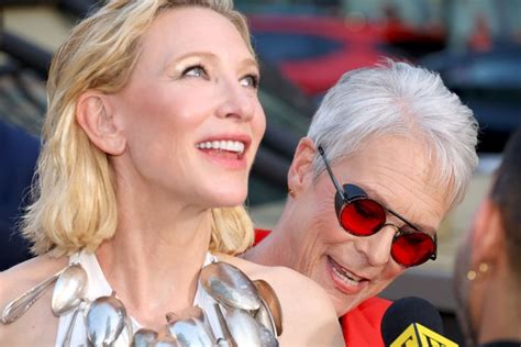 Jamie Lee Curtis Helps Cate Blanchett Avoid Wardrobe Malfunction Huffpost Uk Entertainment