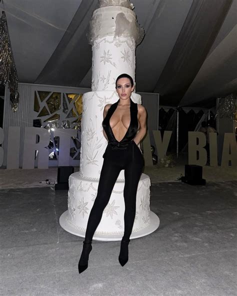 Los Atuendos Más Pequeños Y Provocativos De Bianca Censori Us Weekly