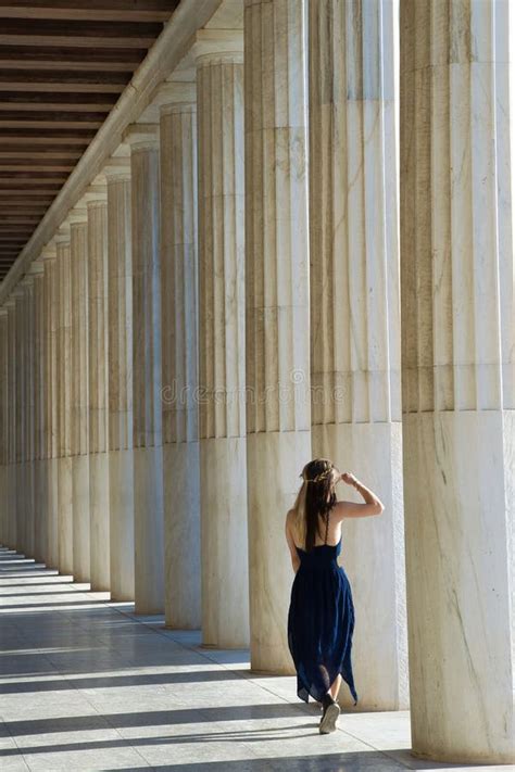 Sch Nes Junges M Dchen Vor Dorischen S Ulen Stoa Attalou Unter Der