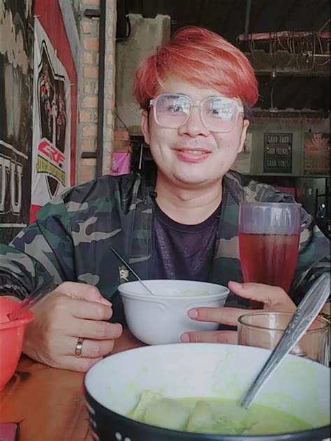 Penyanyi Megi Andika Hobi Wisata Kuliner Jatuh Hati Pada Bubur Krecek Dan Lontong Opor Ayam