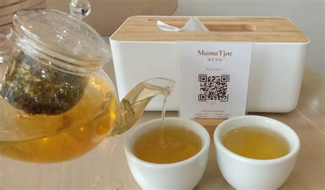 찻주전자 옆에 차 두 잔이 앉아 있다 사진 Unsplash의 무료 판다우 힐리르 이미지