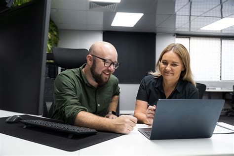 현대 사무실에서 데스크톱 및 랩톱 컴퓨터로 작업하는 비즈니스맨 브레인스토밍 세션 25 29세에 대한 스톡 사진 및 기타 이미지 25 29세 2명 35 39세 Istock