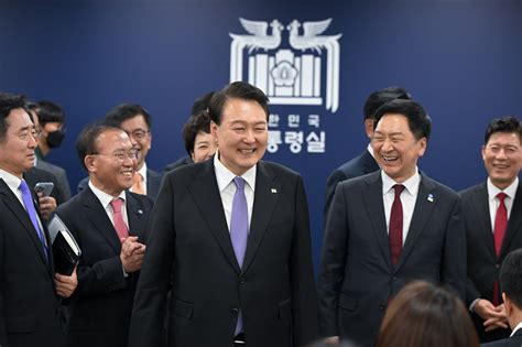 취임 1년 기자회견 대신 15분 기자실 방문 택한 윤 대통령 오마이뉴스