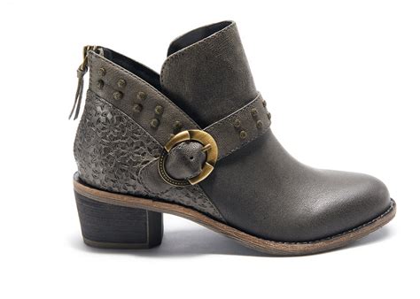 Melania Halsa Footwear