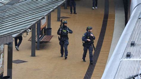 Stor Politiaktion Mand Bar Splatterpistol Ekstra Bladet